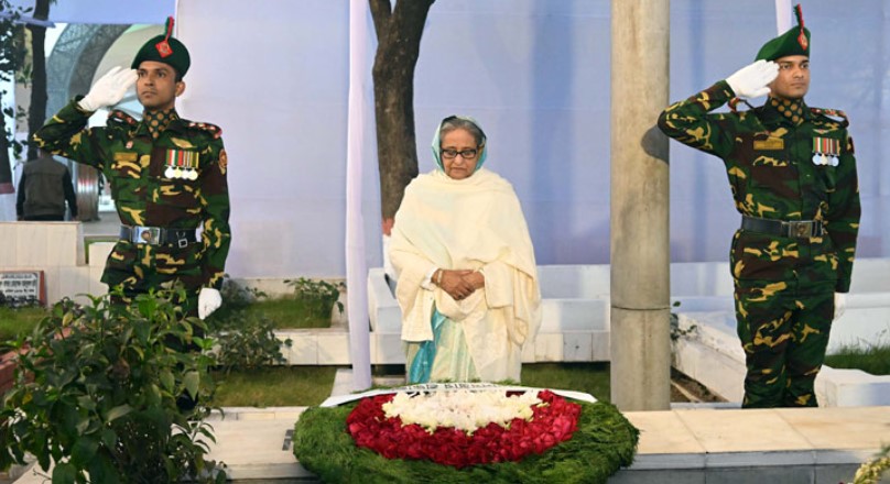 বঙ্গবন্ধুর প্রতিকৃতি ও স্বজনদের কবরে শেখ হাসিনার শ্রদ্ধা - বরিশাল ...